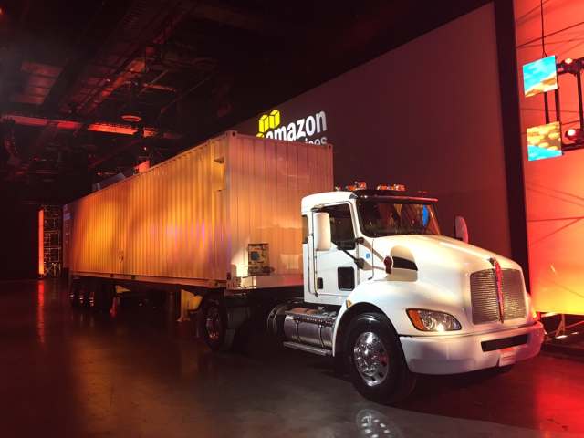 【速報】AWS Snowball Edgeをより大きくしたAWS Snowmobileが発表されました #reinvent ...
